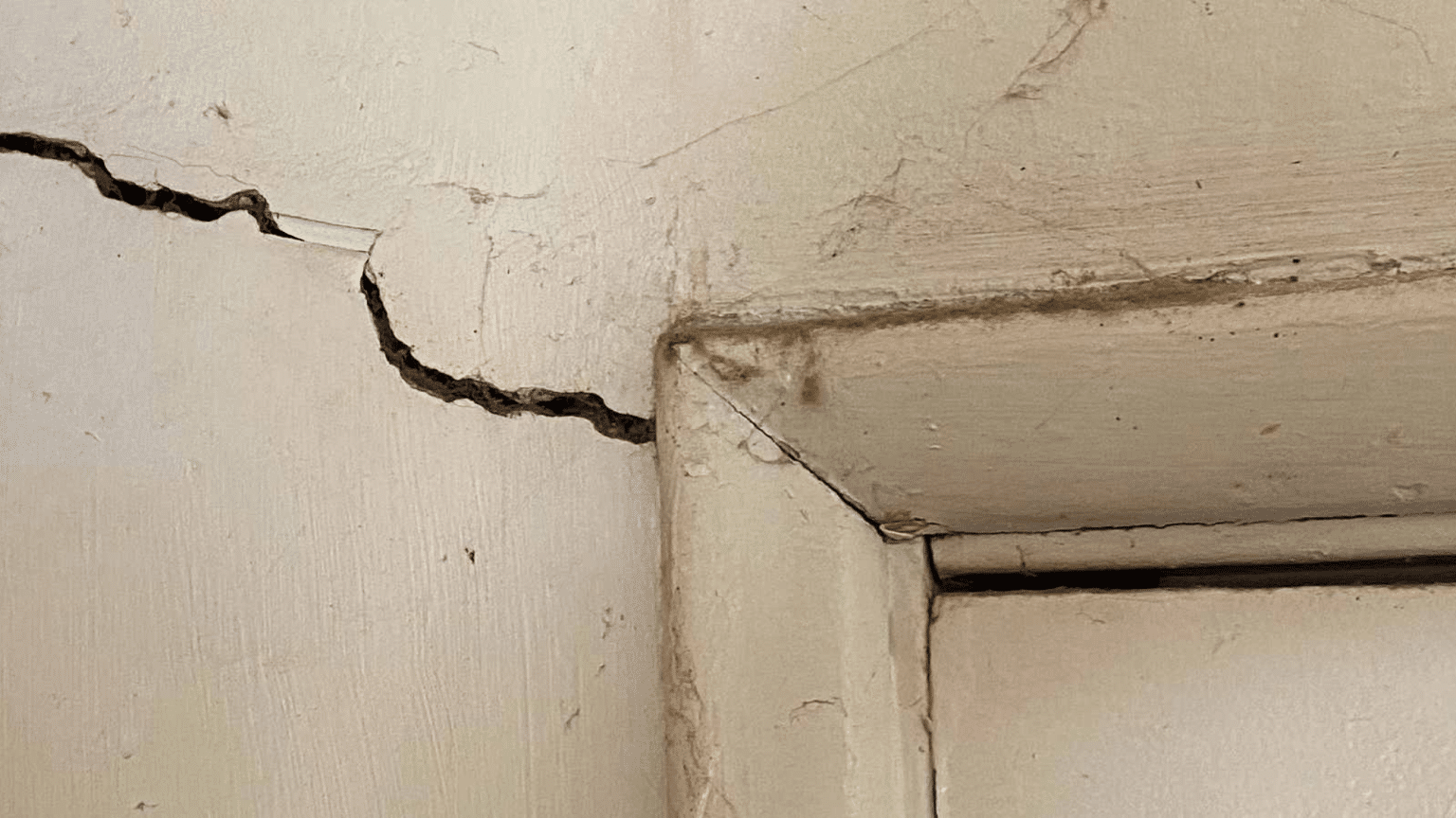 10 Common Types of Ceiling Cracks with Pictures Explained - Le Meridien ...